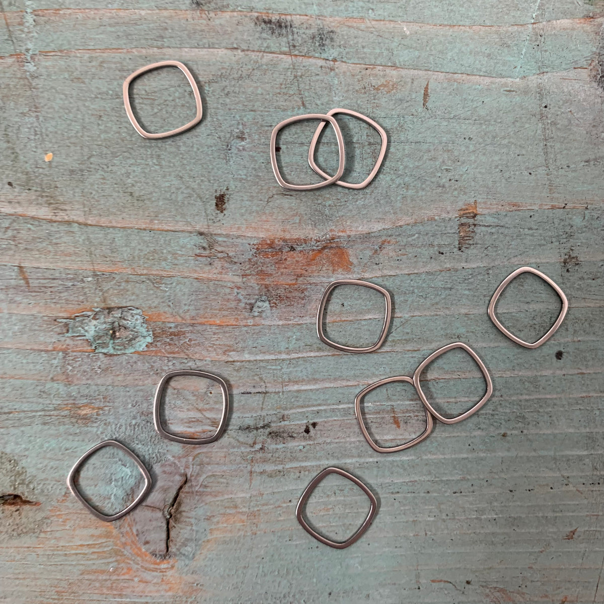 SQUIRCLE STITCH MARKERS (10) – Midknit Cravings Yarn Co